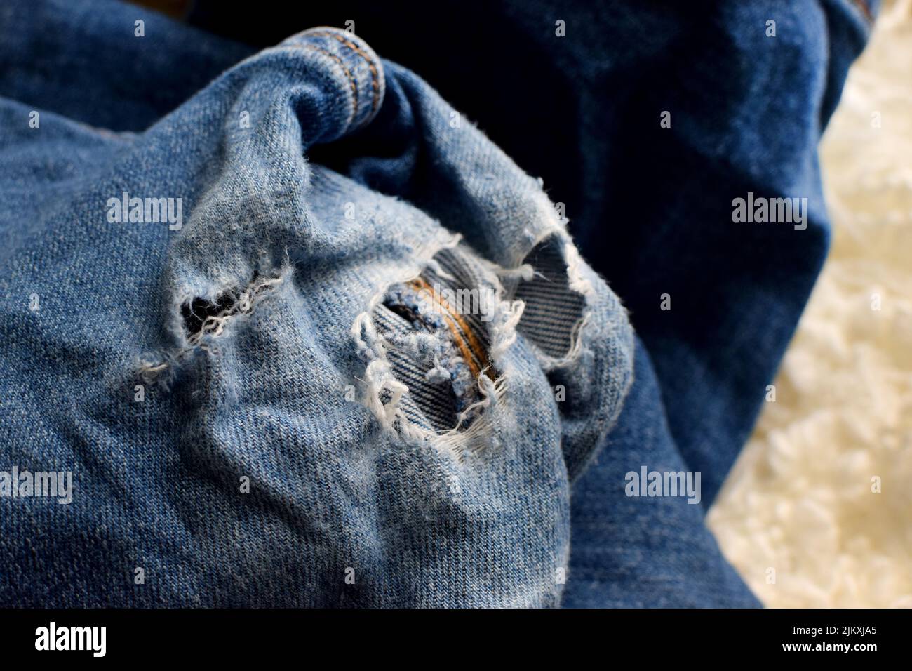 Ripped blue jeans Banque de photographies et d’images à haute ...