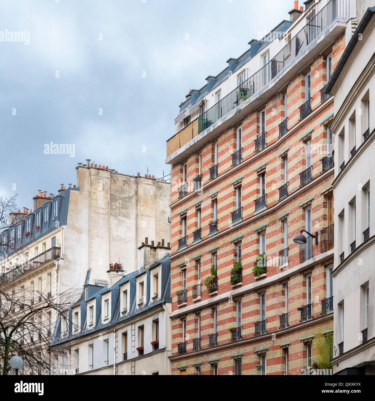Paris, façades typiques, beaux bâtiments de Montmartre Photo Stock - Alamy