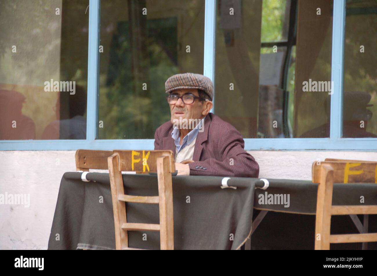 Vieille dame assise sur un banc Banque de photographies et d’images à ...