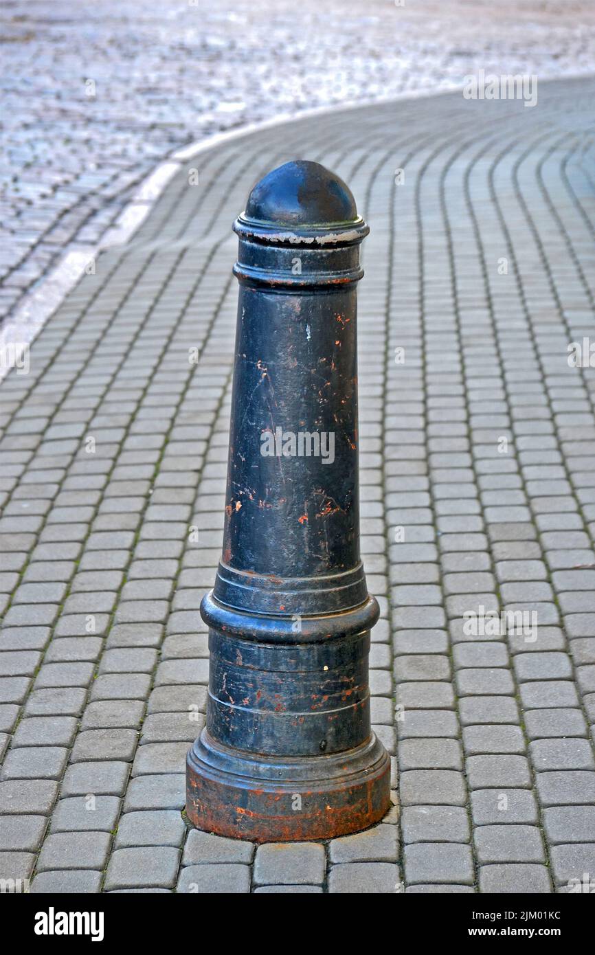 barrière pylône en métal noir de fonte sur la rue, zone de marche ...