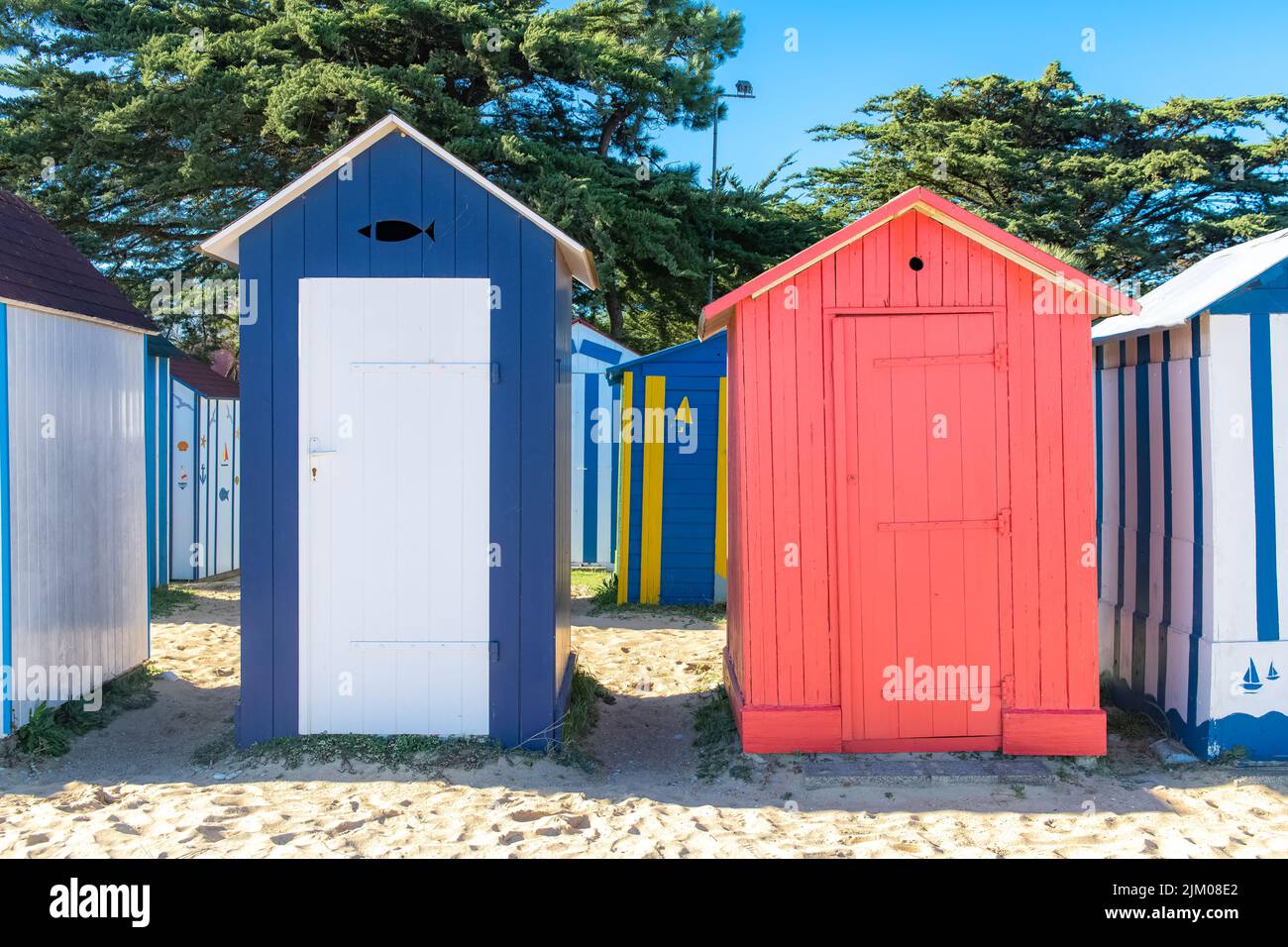 Cabines de plage en bois sur l'île d'Oléron en France, cabines colorées ...