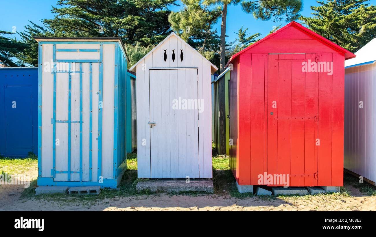 Cabines de plage en bois sur l'île d'Oléron en France, cabines colorées ...