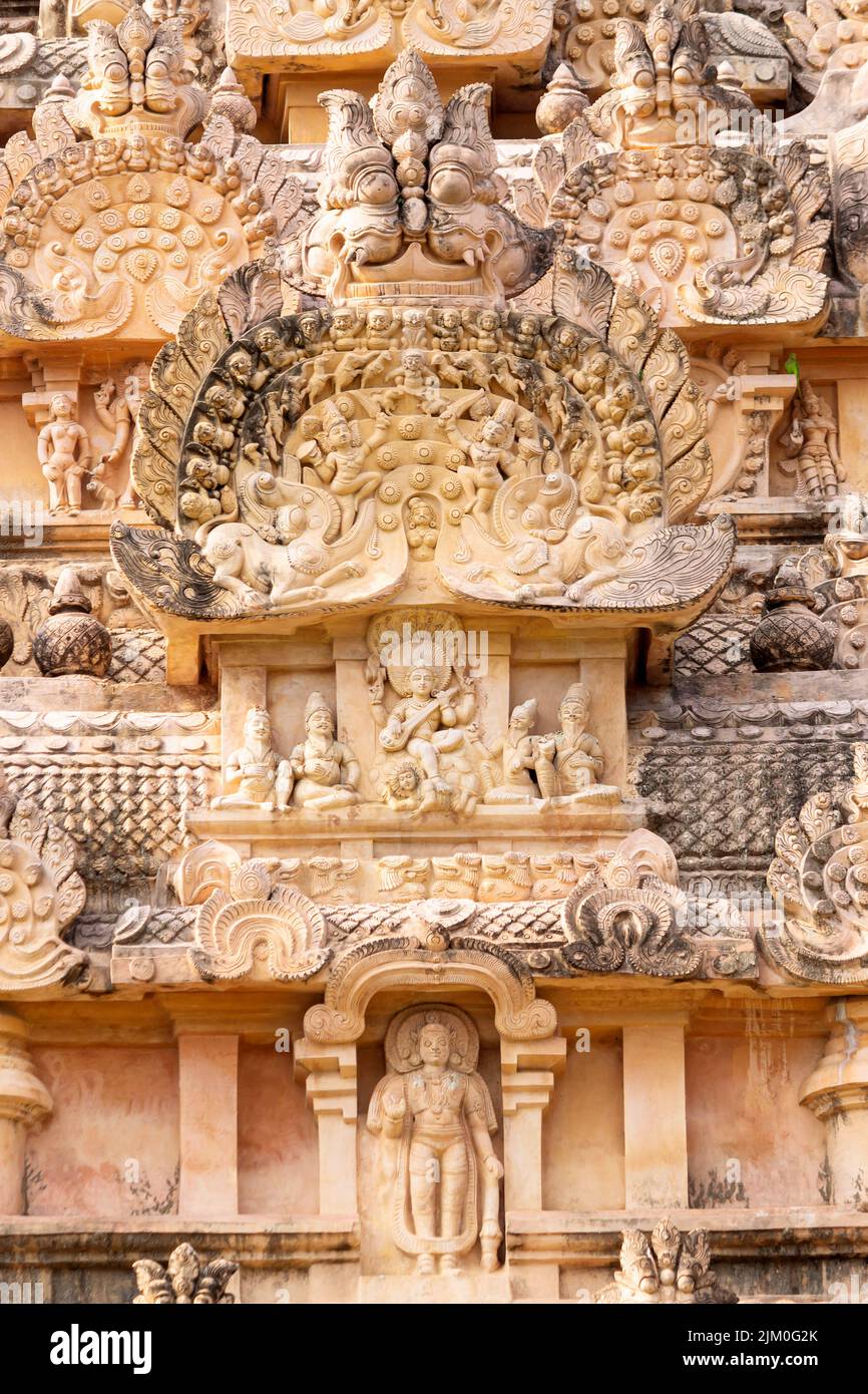 Sculptures de dieux hindous sur le Gopuram du temple de Brihadeshwara ...