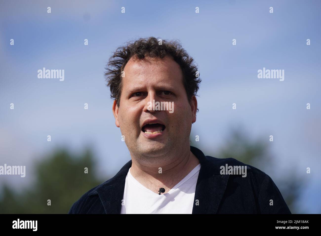 Le médecin et auteur le plus vendu Adam Kay, qui a écrit le drame de l ...