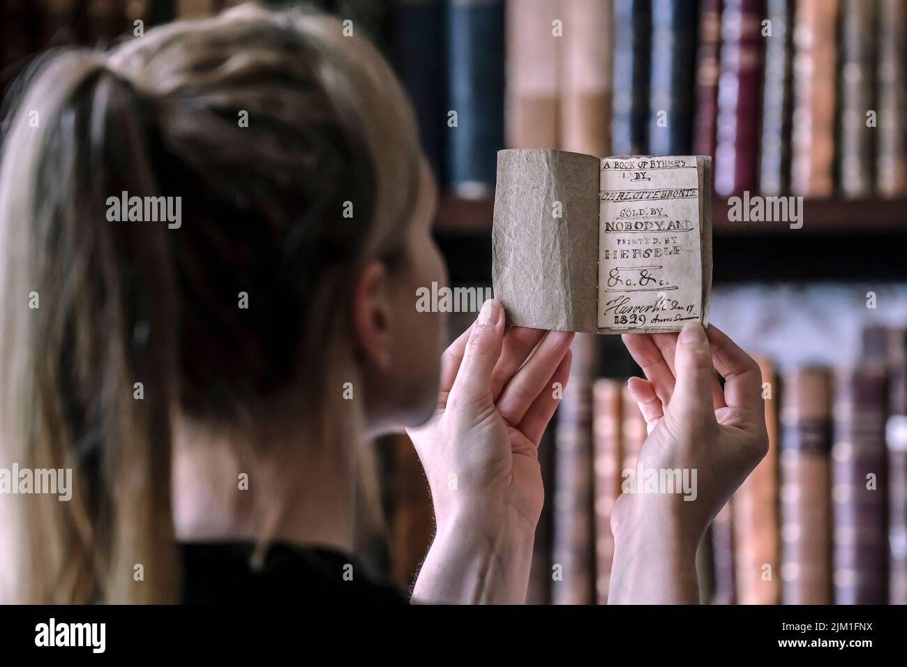 La conservatrice Sarah Laycock avec le dernier manuscrit miniature de ...