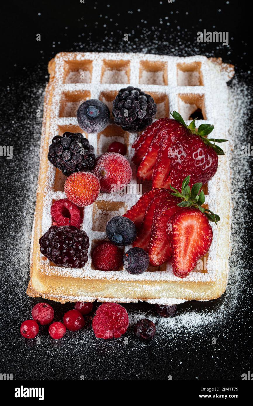 Gaufres belges traditionnelles avec crème glacée et sauce aux fruits ...