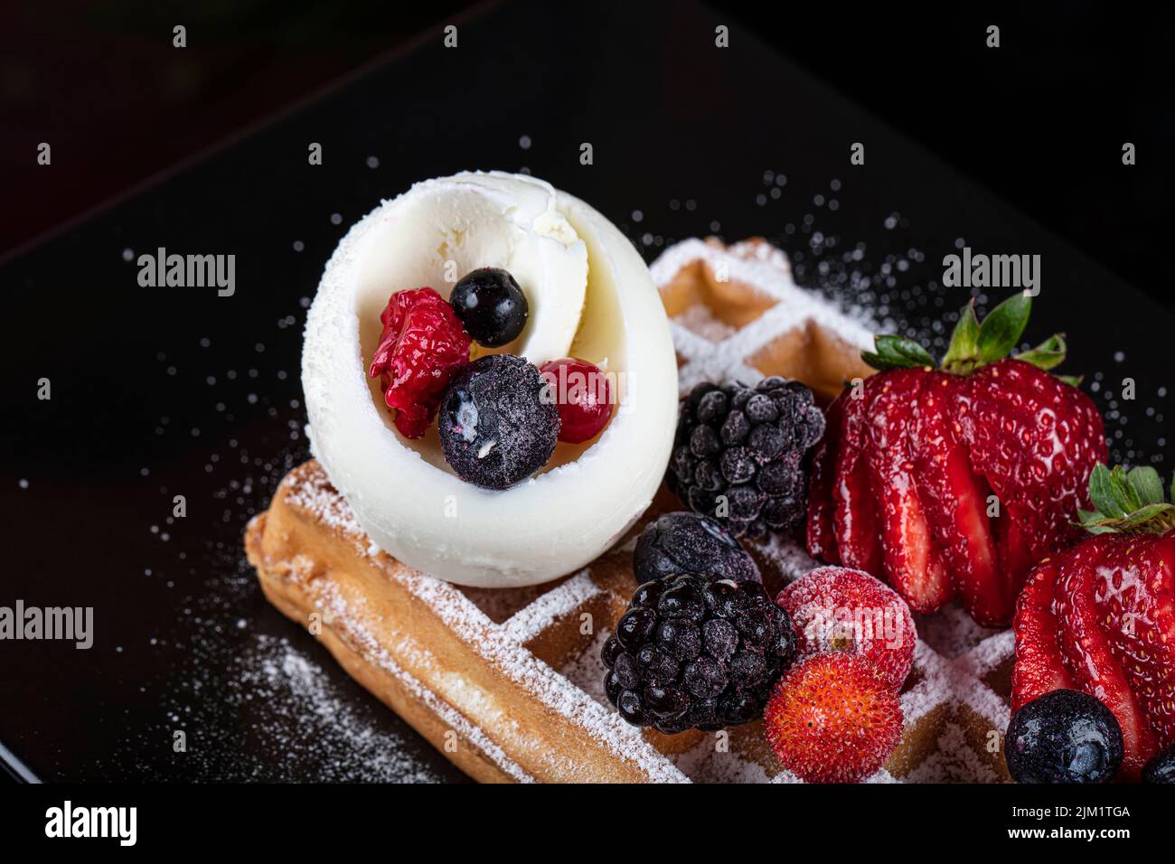 Gaufres belges traditionnelles avec crème glacée et sauce aux fruits ...