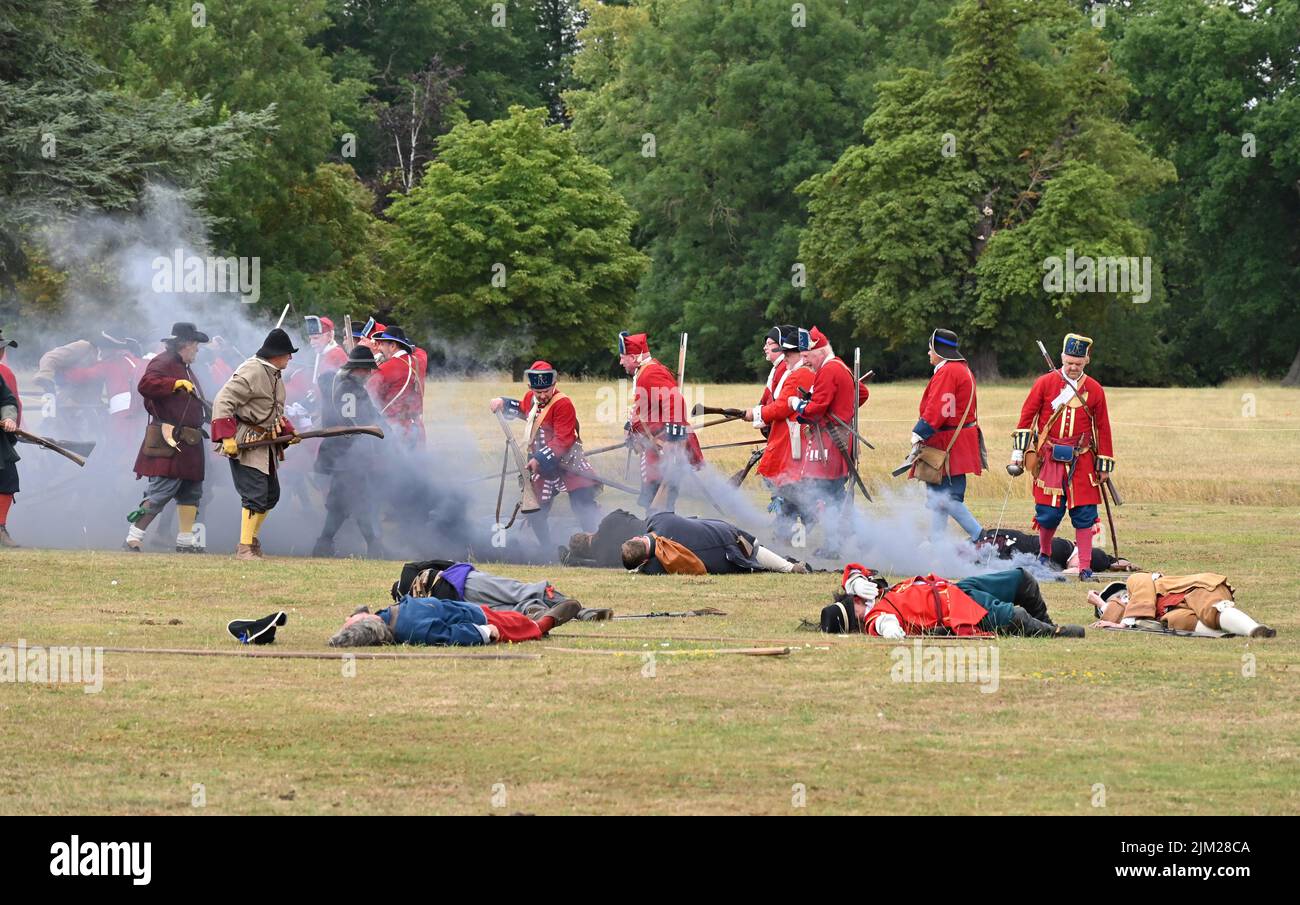 Les membres de la Sealed Knot Society réadoptent une escarmouche d'une ...