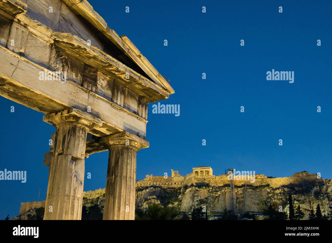La colline de l'Acropole - temple du Parthénon à Athènes la nuit, Grèce ...