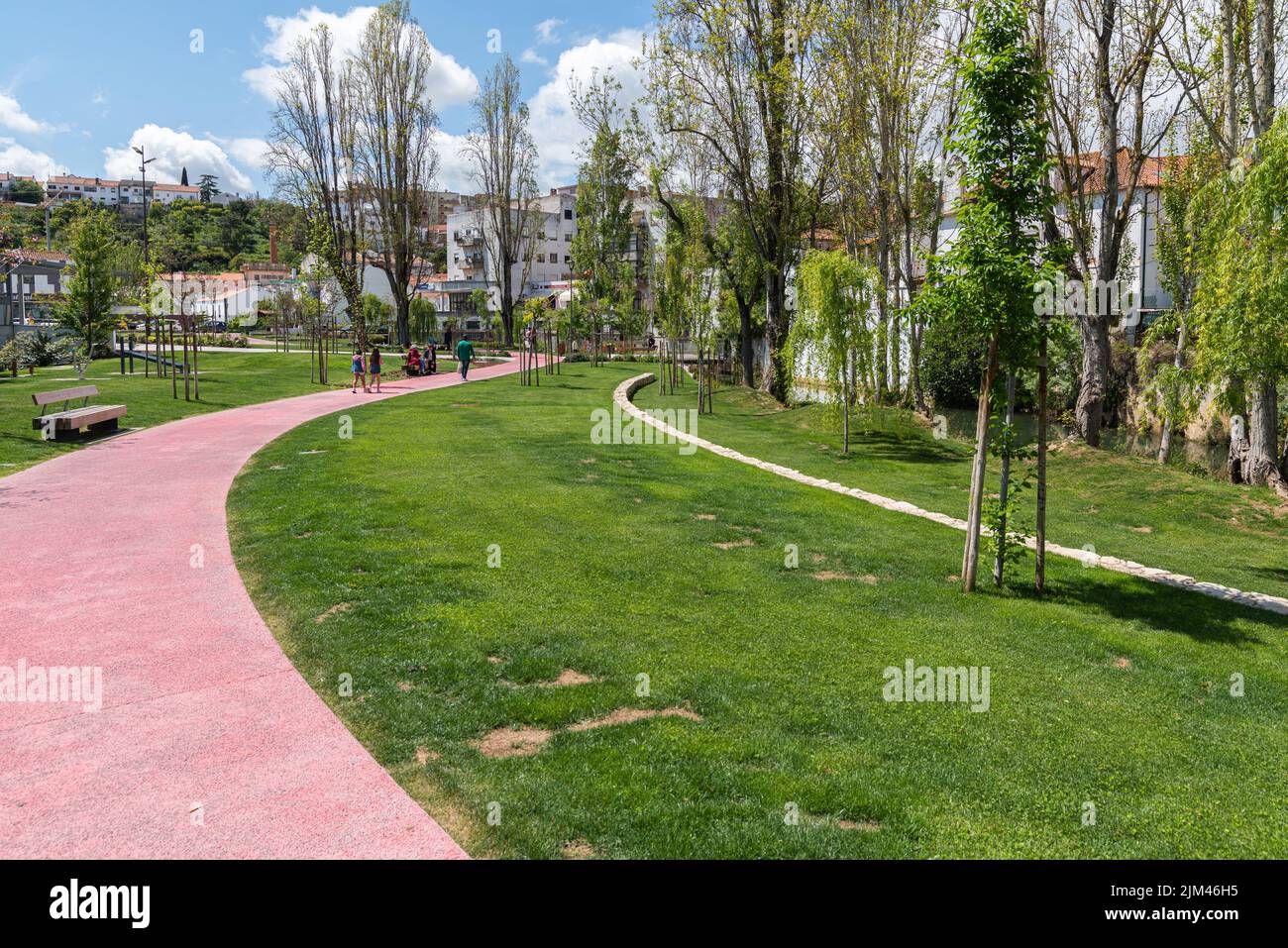 Une belle photo de personnes marchant sur un chemin dans le parc ...