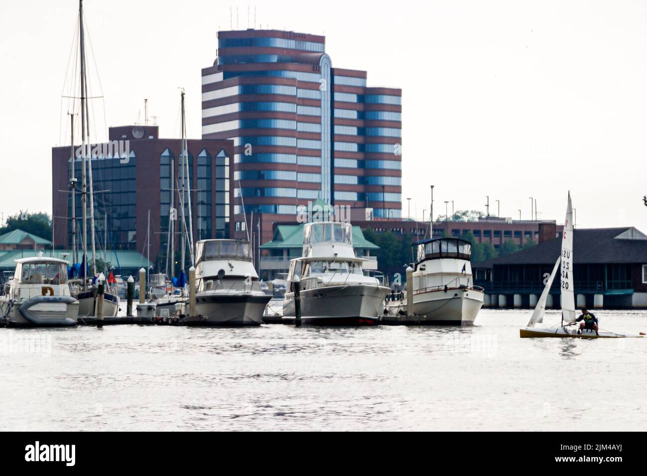 Marina bateaux port de plaisance port yachts immeubles de bureaux sur ...