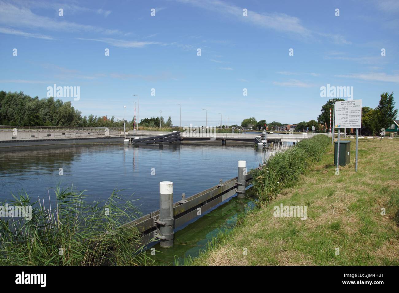 Nouveau pont flottant Rekervlotbrug avec piste cyclable dans un canal ...