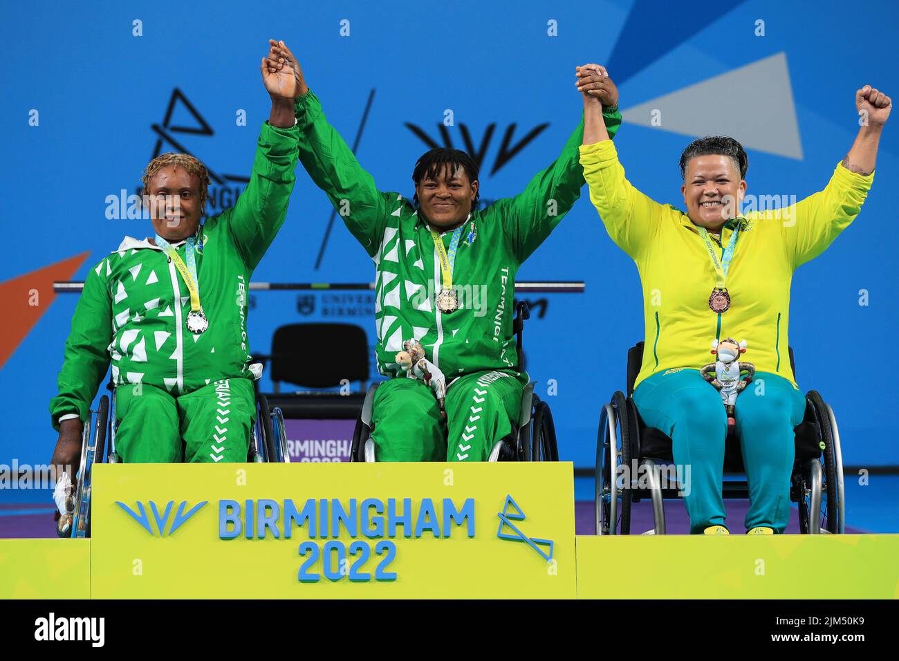Alice Oluwafemiayo au Nigeria avec sa médaille d'or (au centre), Bose ...
