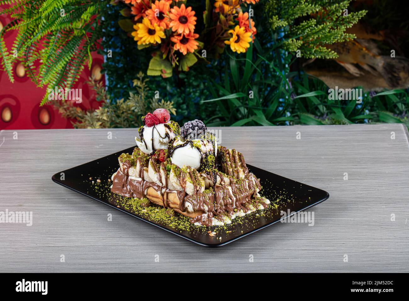 Gaufres au chocolat et crème glacée servies à la table dans un magasin ...