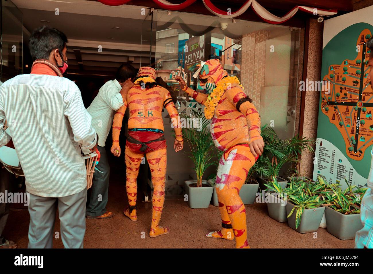 Un corps d'homme peint avec un dessin de tigre ou un motif dansant à l'occasion de Dasara ou ...