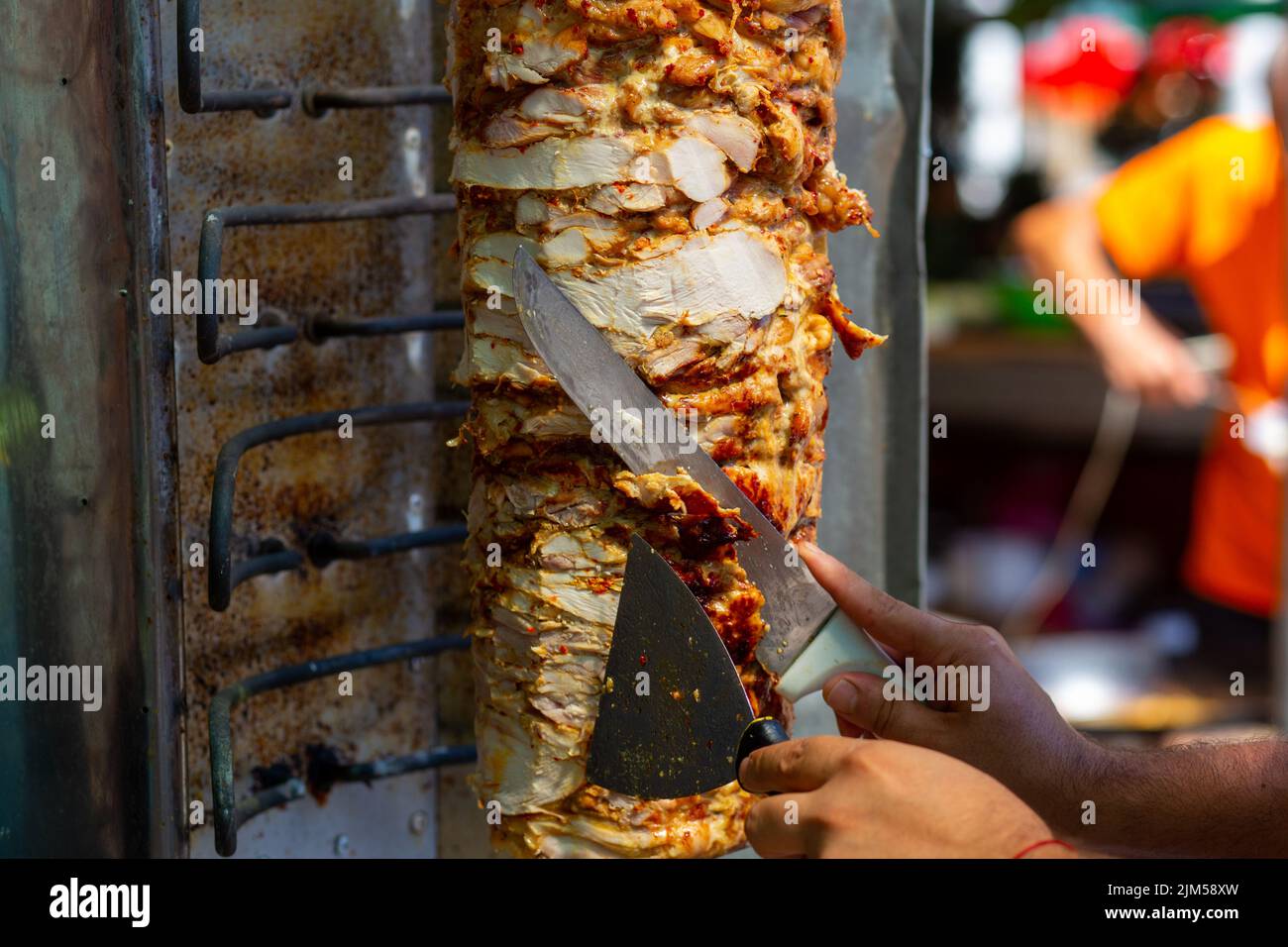 Coupe avec couteau Chef doner Doner kebab turc traditionnel de la ...