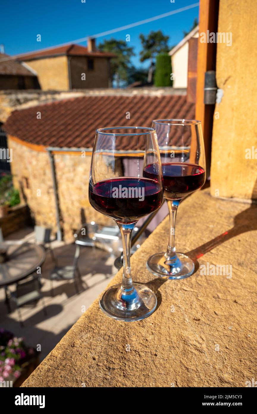 Dégustation de vin rouge par l'ancien vitiproducteur de pierres rouges ...