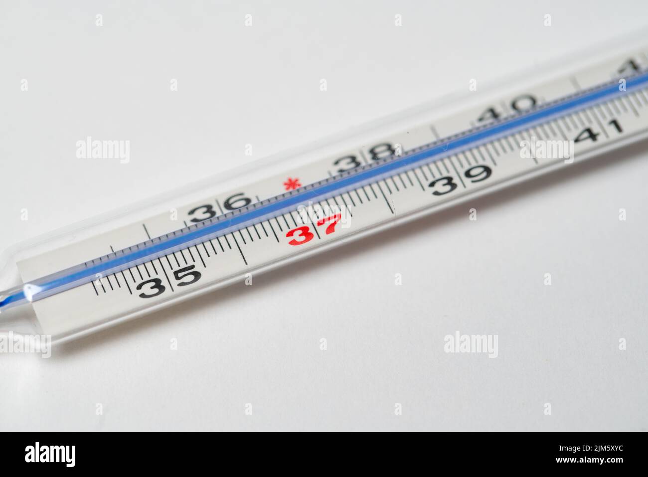 Un gros plan de mercure dans le thermomètre en verre sur une surface ...