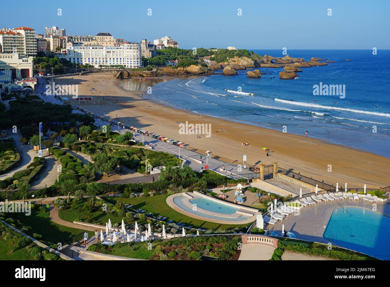 BIARRITZ, FRANCE -20 AOÛT 2021- vue sur la plage de la Grande Plage dans la station balnéaire de ...