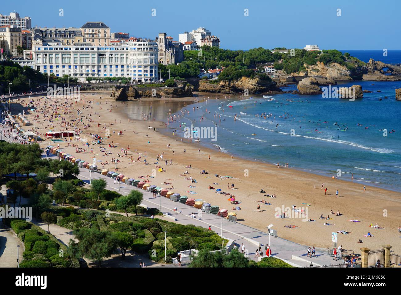 BIARRITZ, FRANCE -20 AOÛT 2021- vue sur la plage de la Grande Plage dans la station balnéaire de ...