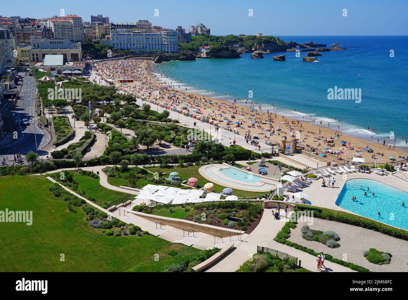 BIARRITZ, FRANCE -20 AOÛT 2021- vue sur la plage de la Grande Plage dans la station balnéaire de ...