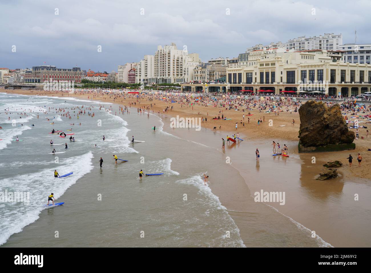 BIARRITZ, FRANCE -20 AOÛT 2021- vue sur la plage de la Grande Plage dans la station balnéaire de ...