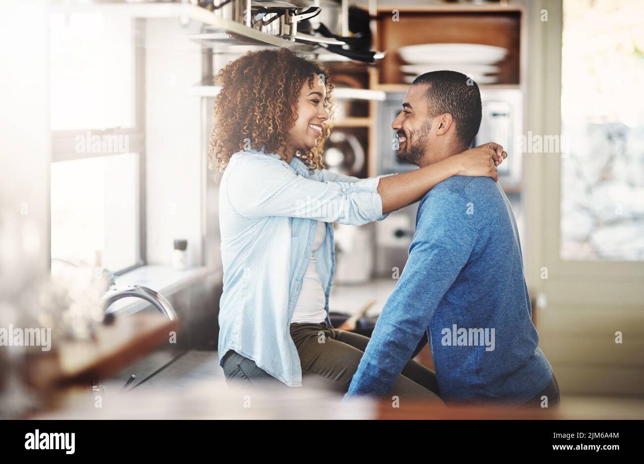 Jeune Couple Amoureux Dans La Cuisine Banque De Photographies Et D