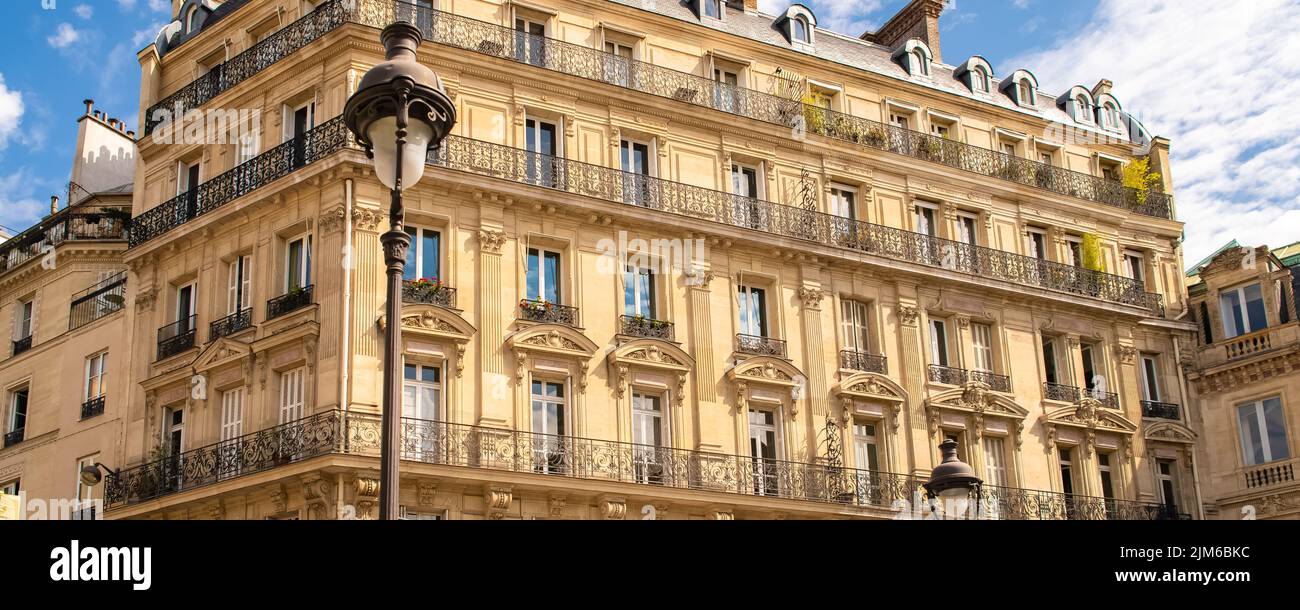 Paris, façades et rue typiques, beaux bâtiments de Montmartre Photo ...