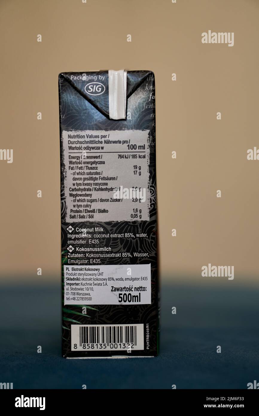 Un cliché vertical d'un vrai lait de coco de marque thaïlandaise dans ...