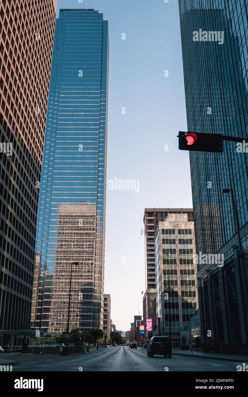 Feu de circulation d'intersection de quartier d'affaires Banque de ...