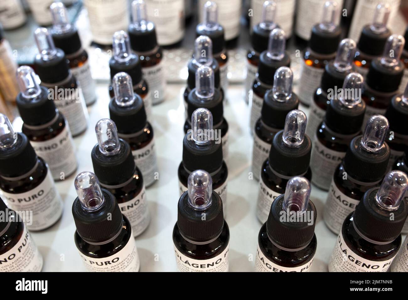 Plusieurs flacons de pipettes Banque de photographies et d’images à ...