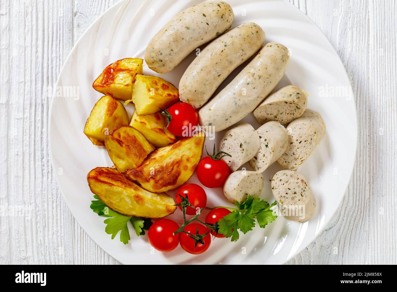 Weisswurst, saucisse blanche bavaroise de veau haché, bacon de dos de porc, épices et persil sur ...