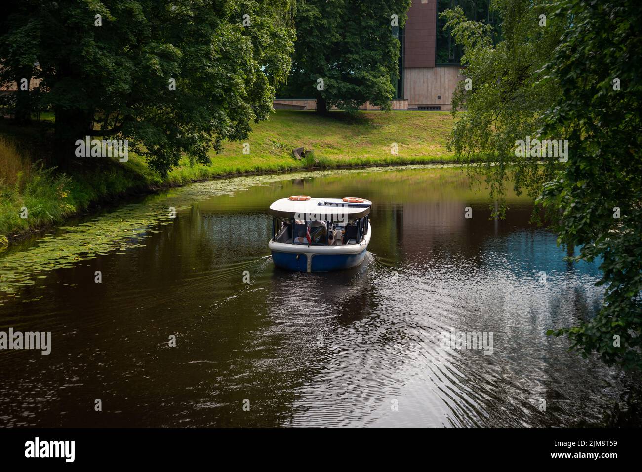 L'herbe prend un canal Banque de photographies et d’images à haute ...