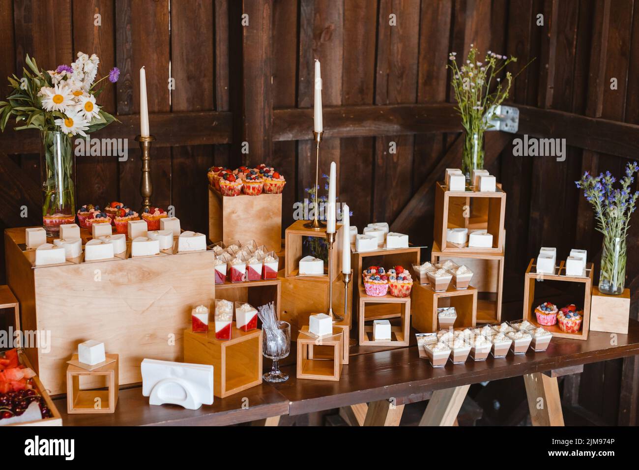 Barre de bonbons. Table de buffet décorée avec goût pour les clients ...