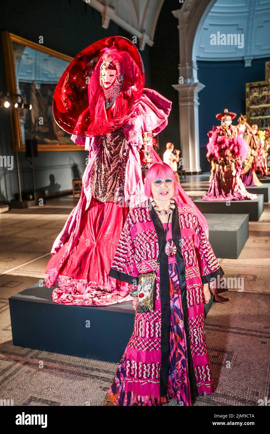 Zara rhodes Banque de photographies et d’images à haute résolution - Alamy