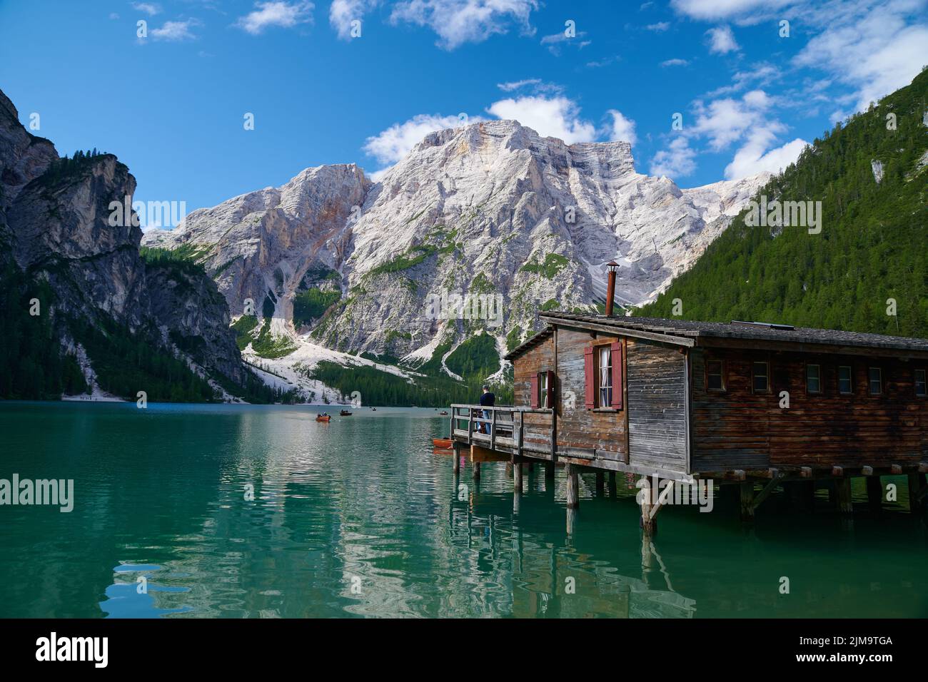 Vue panoramique sur le célèbre lac de Braies dans les Dolomites ...