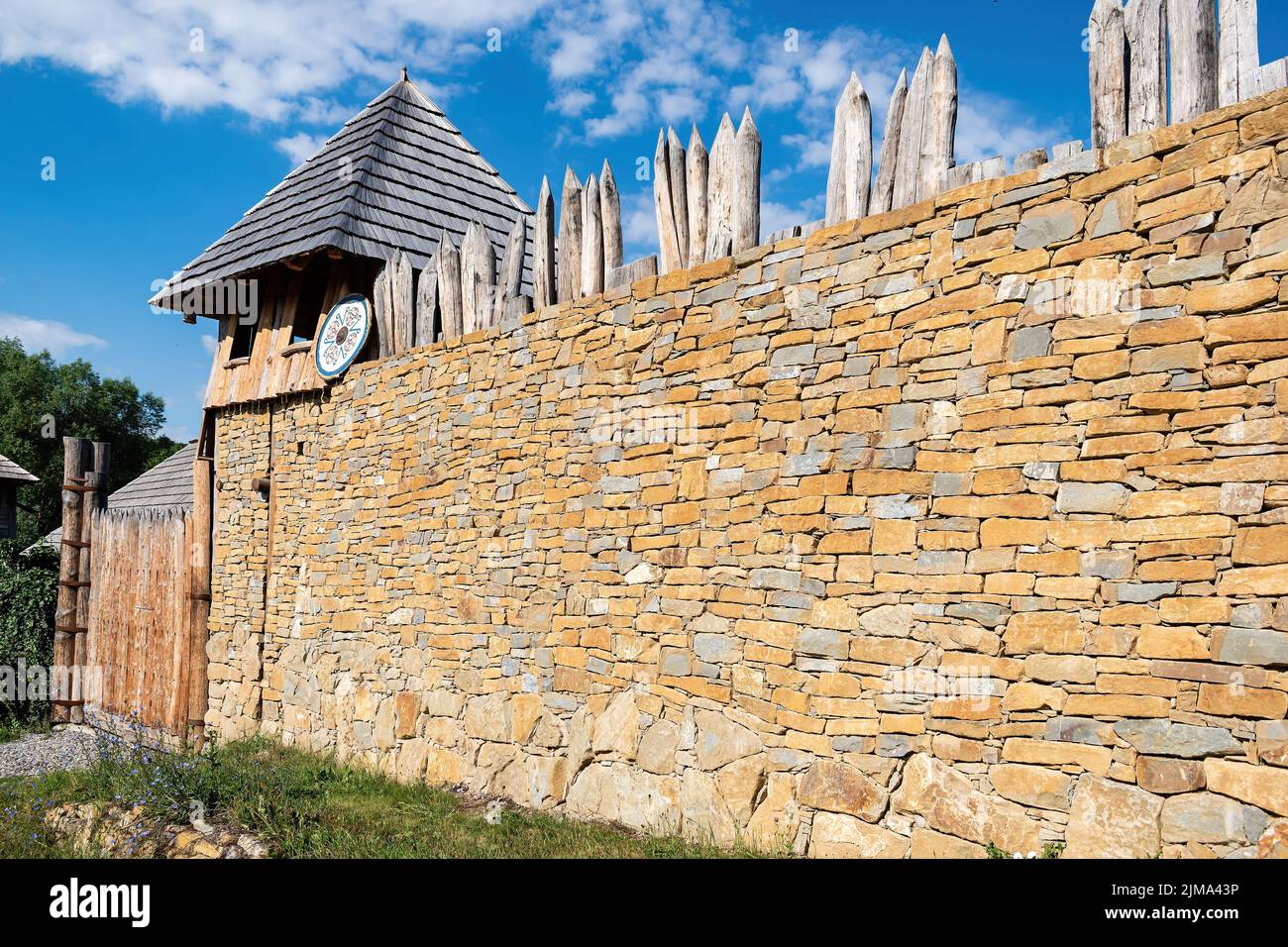 Musée Archéo en plein air Modra. Une vue sur un château imitation de l ...