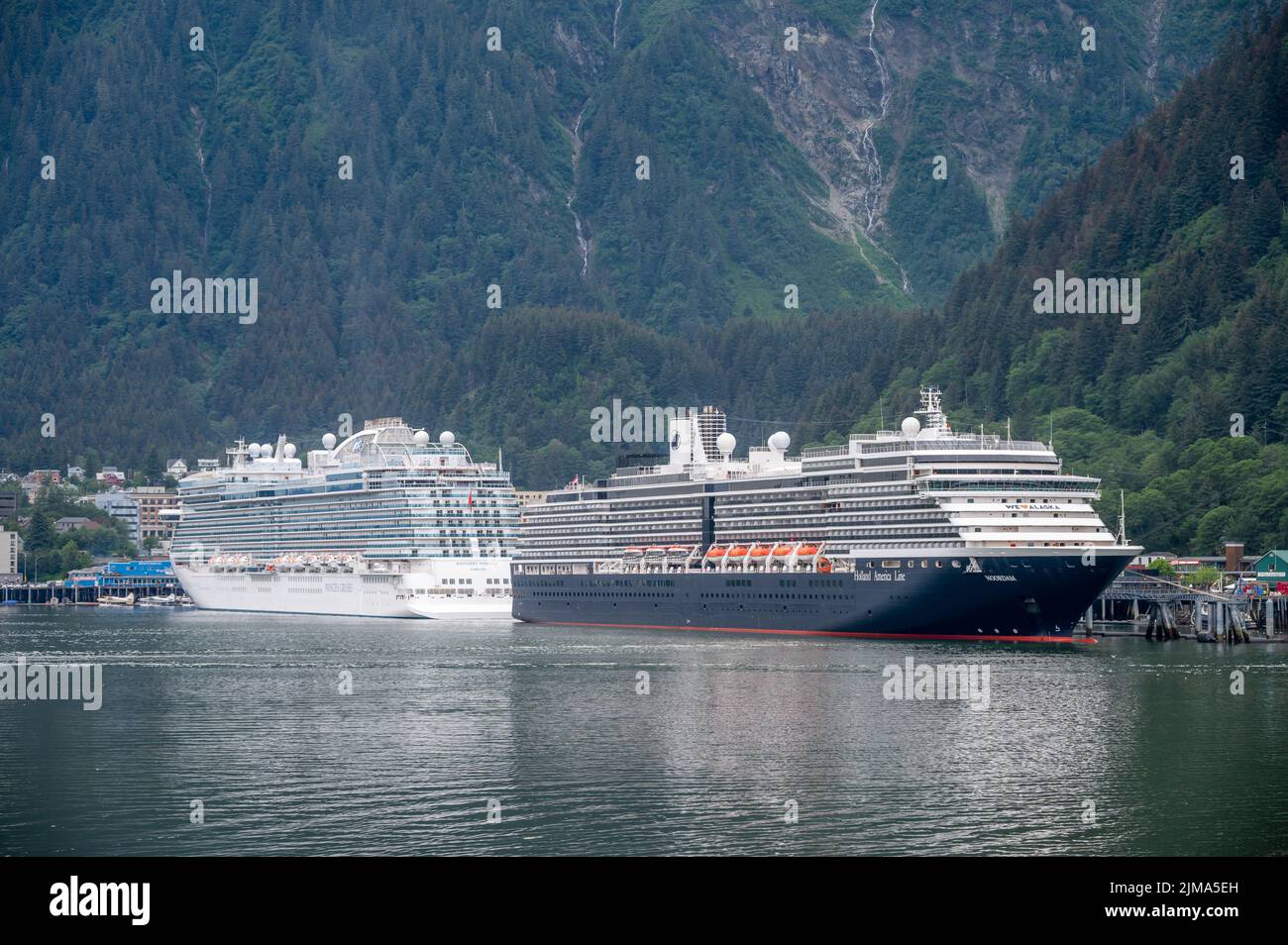 Juneau, Alaska - 27 juillet 2022: La princesse Dicovery et le Noordam ...