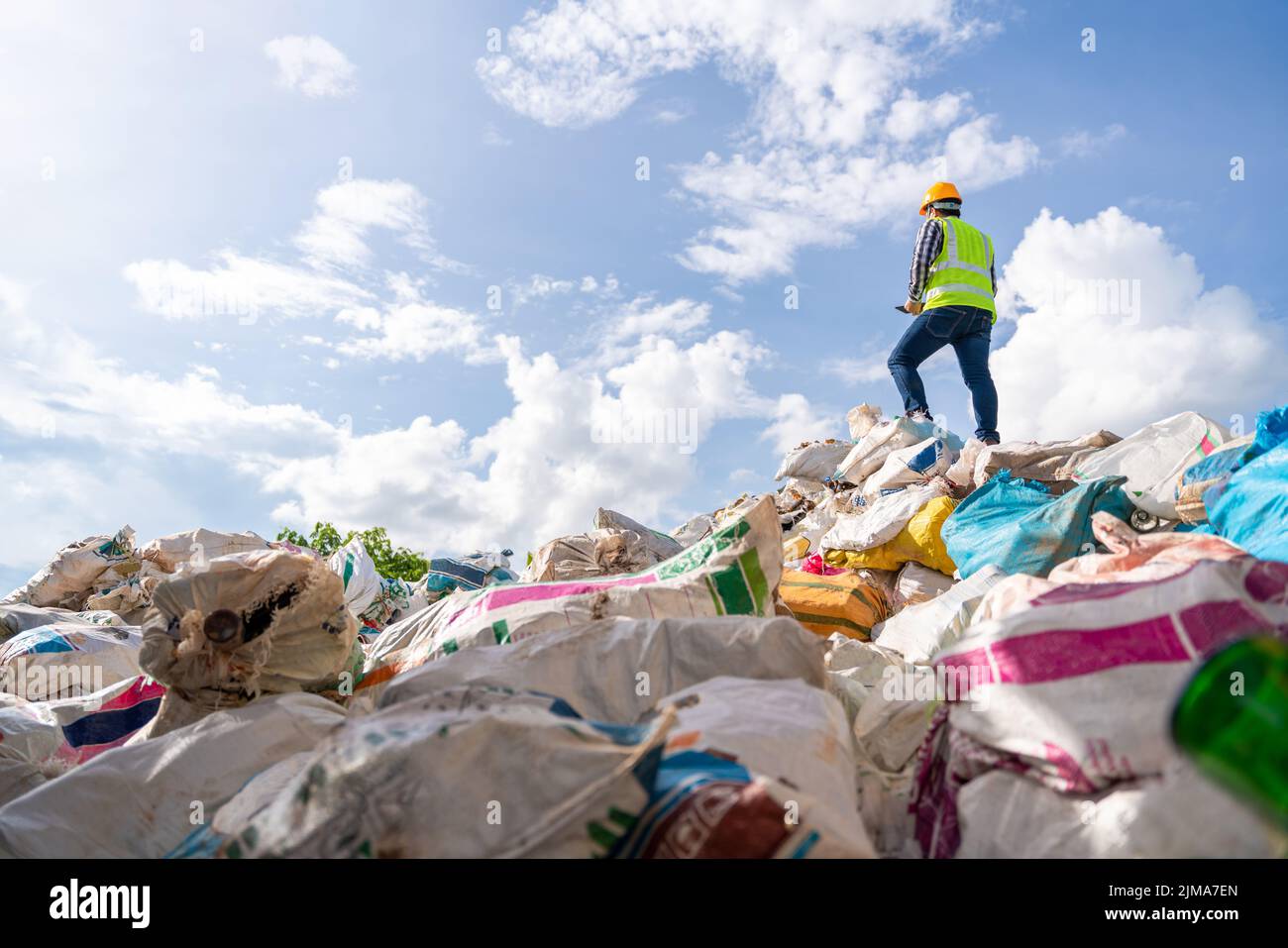Un gestionnaire tient une tablette sur une pile de bouteilles de ...
