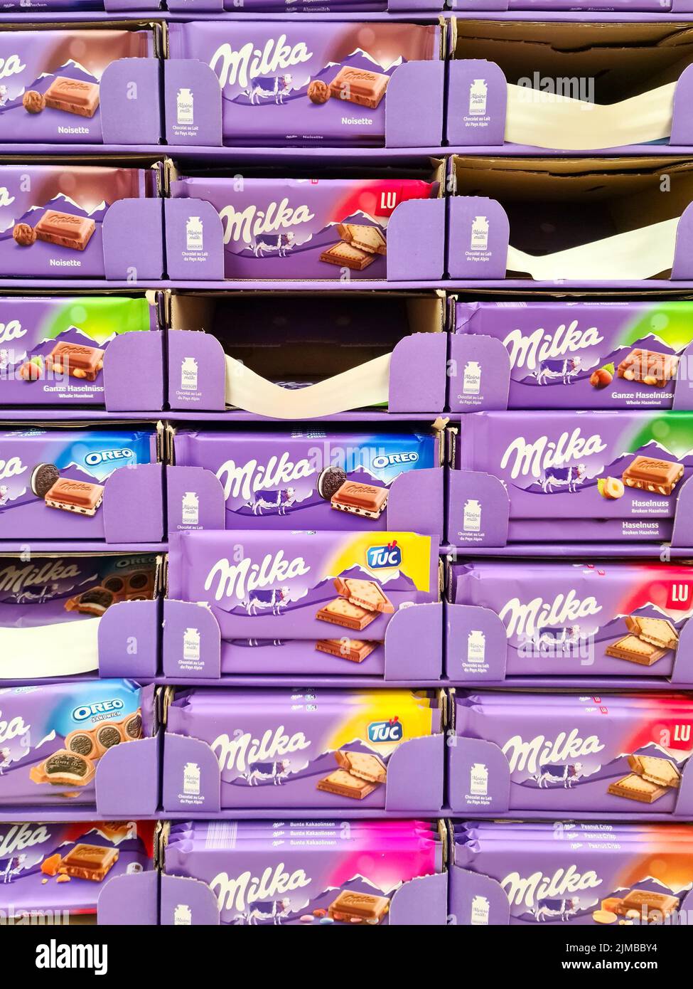 Un gros plan vertical d'un grand écran avec des barres de chocolat de ...