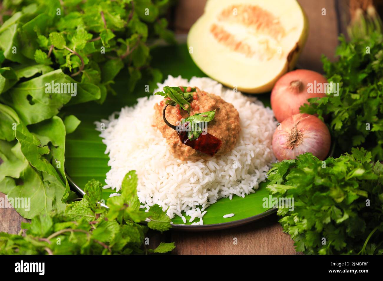 riz avec chutney, riz avec cornichon servi dans une feuille de banane ...