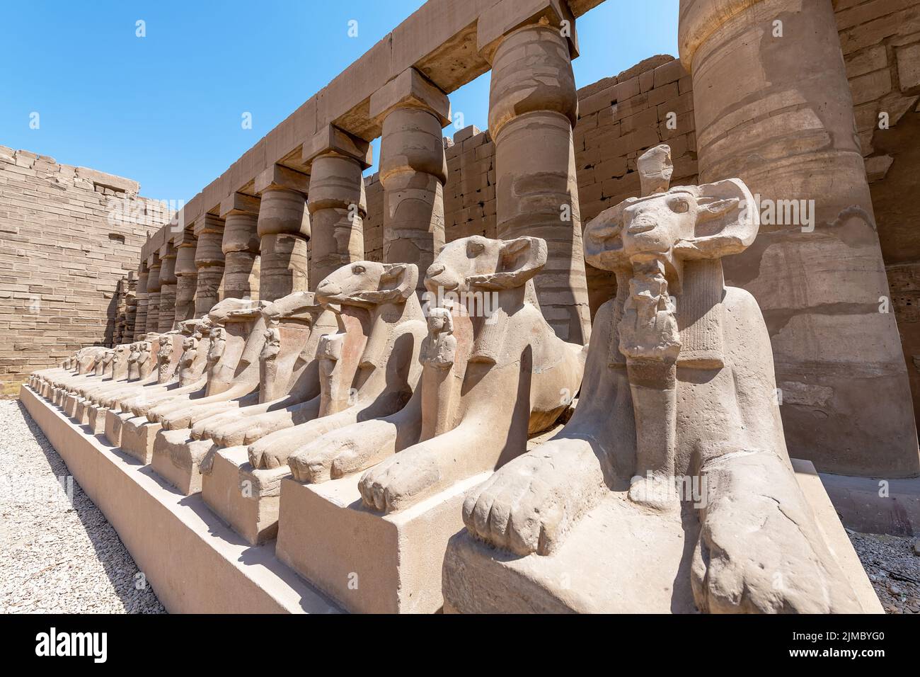 Louxor, Égypte; 3 août 2022 - Une rangée de sphinx à tête de bélier ...