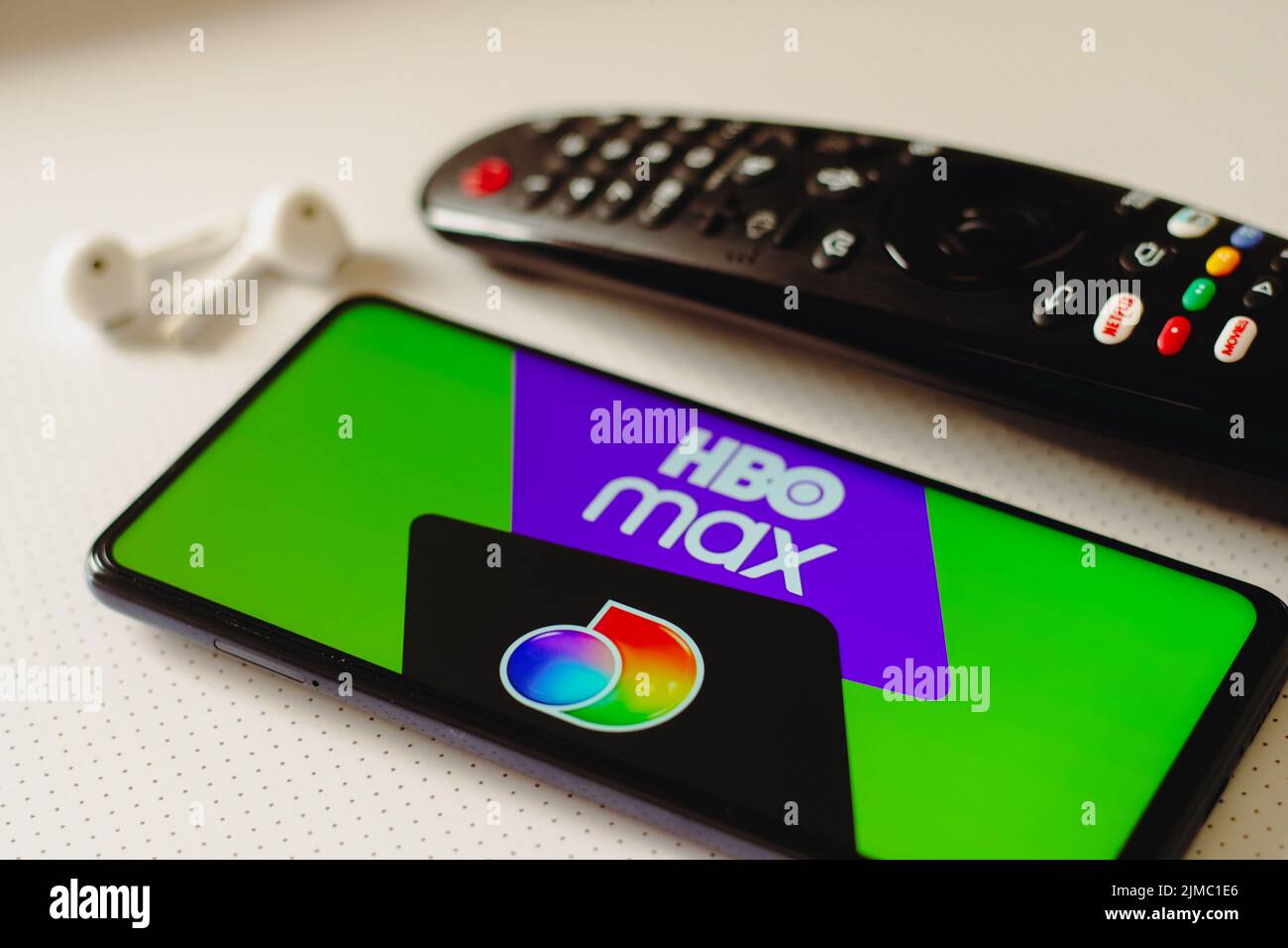 Dans cette illustration, les logos HBO Max et Discovery plus s ...