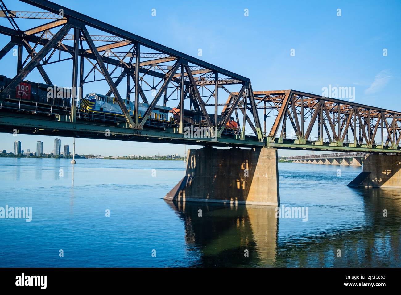 Le pont historique Victoria, qui traverse le fleuve Saint-Laurent, est ...