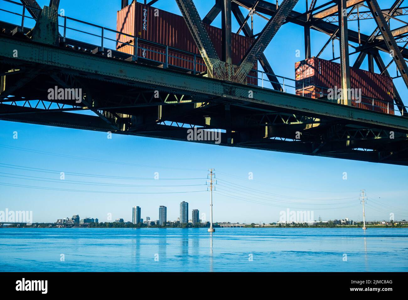 Le pont historique Victoria, qui traverse le fleuve Saint-Laurent, est ...