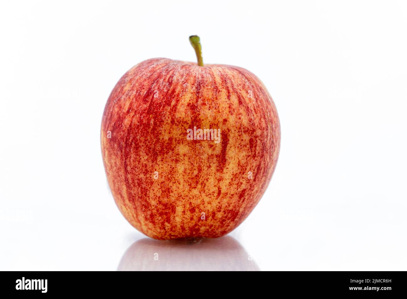 Pomme rouge isolée sur fond blanc, les pommes sont l'un des fruits les ...