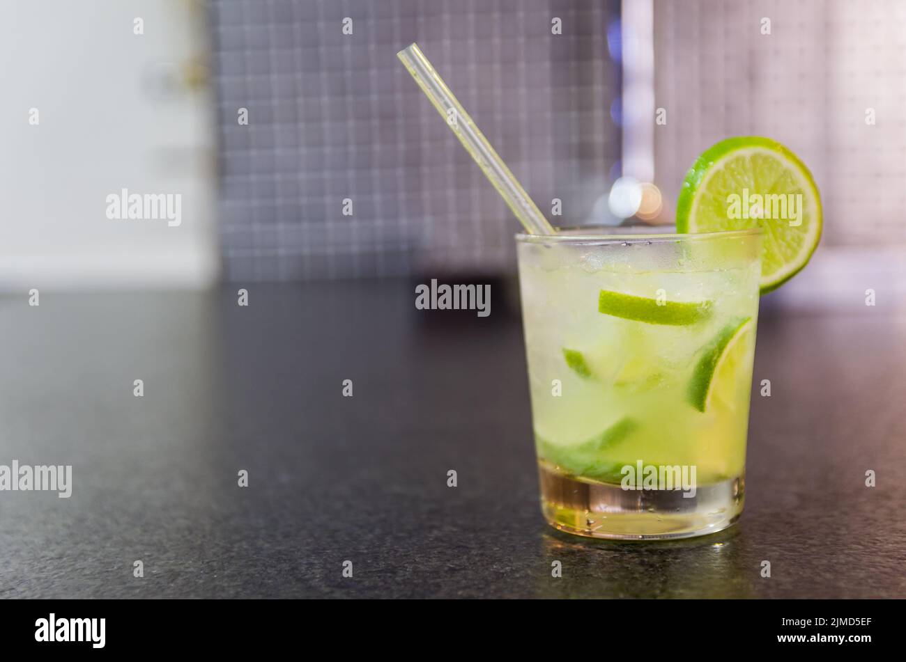 Caipirinha, boisson alcoolisée brésilienne traditionnelle, boisson ...