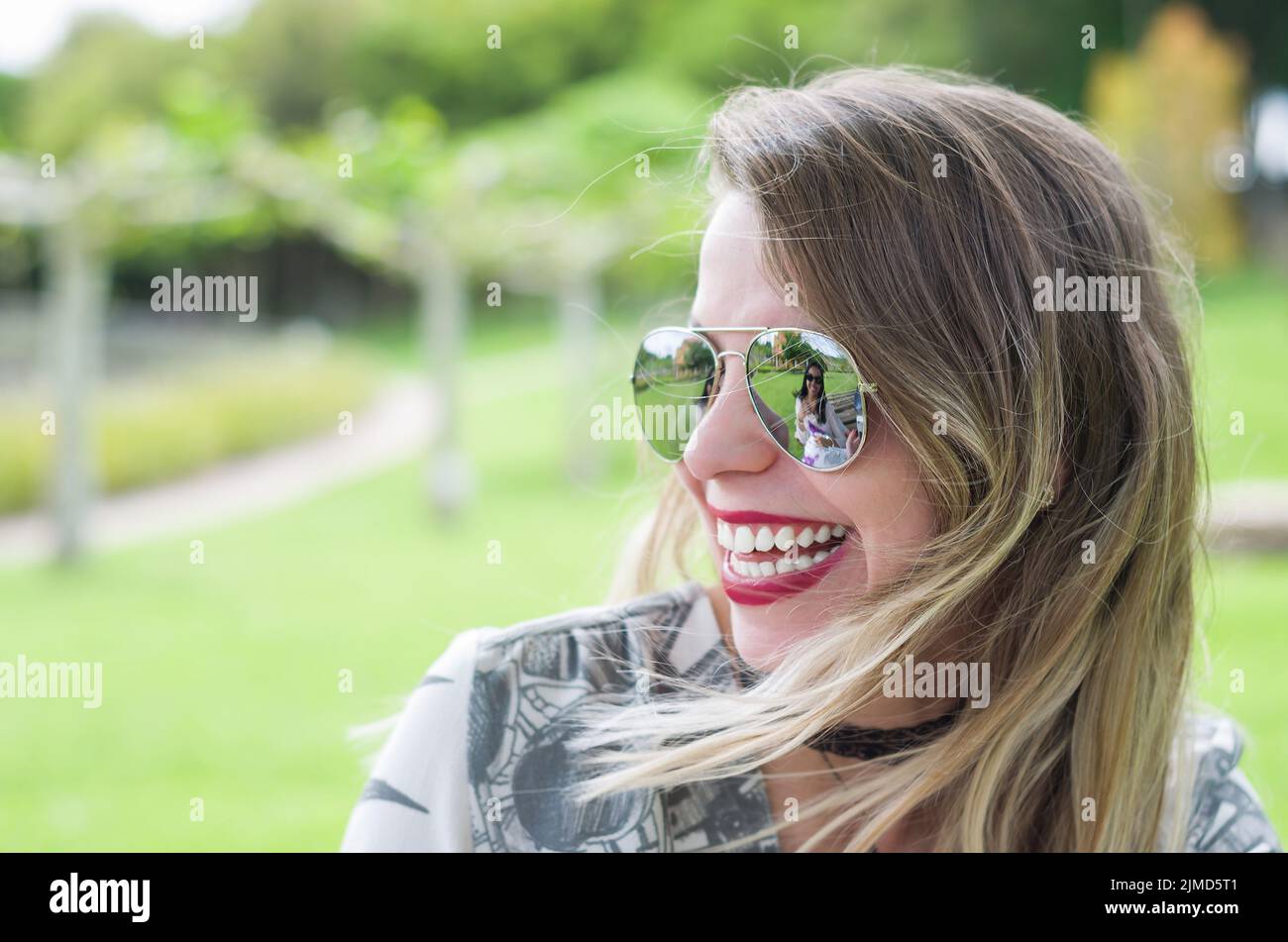 Femme qui rit heureuse Banque de photographies et d’images à haute ...