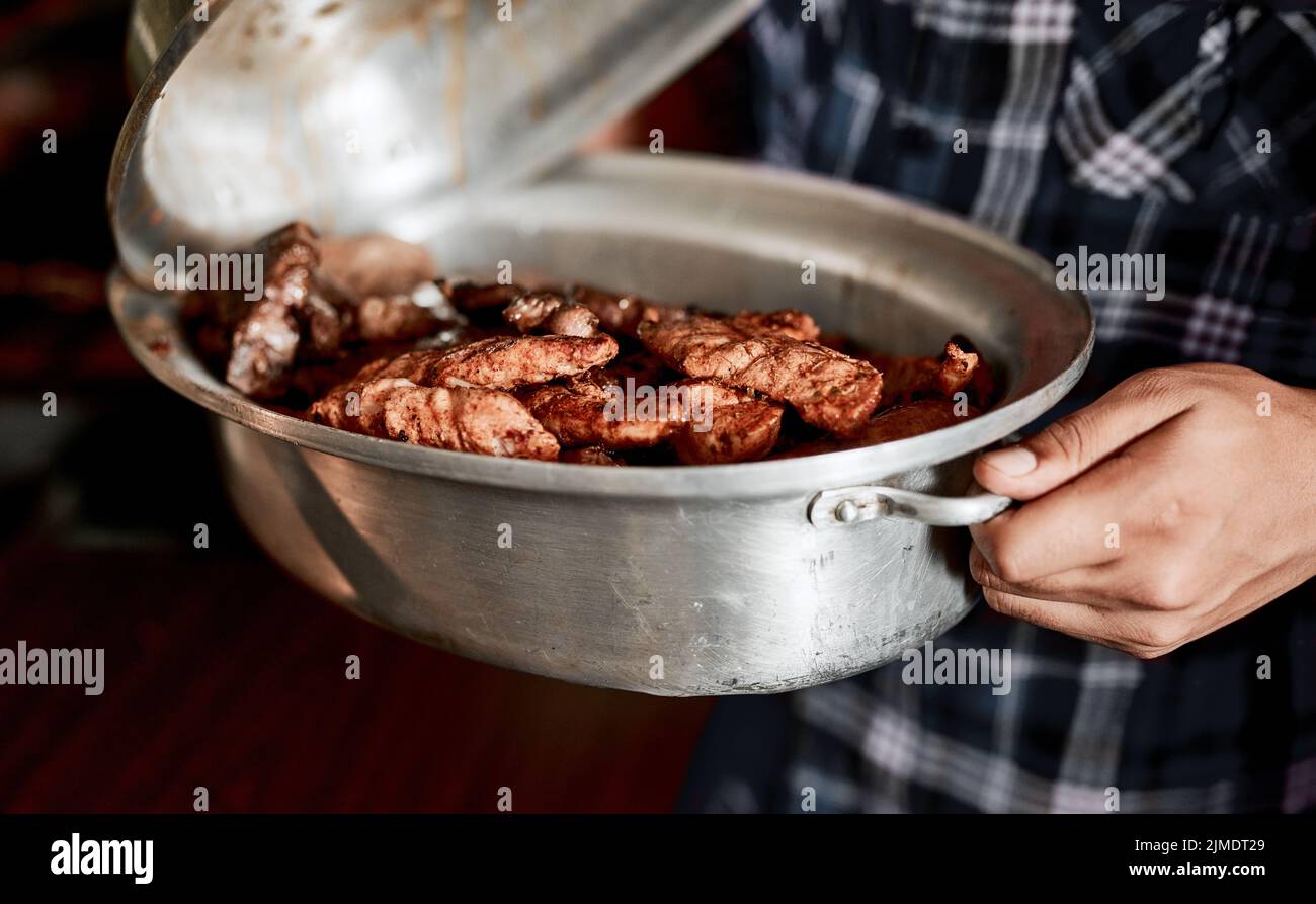 Le dîner est servi. Gros plan d'un homme méconnaissable tenant un pot ... Le dîner est servi. Gros plan d'un homme méconnaissable tenant un pot ...