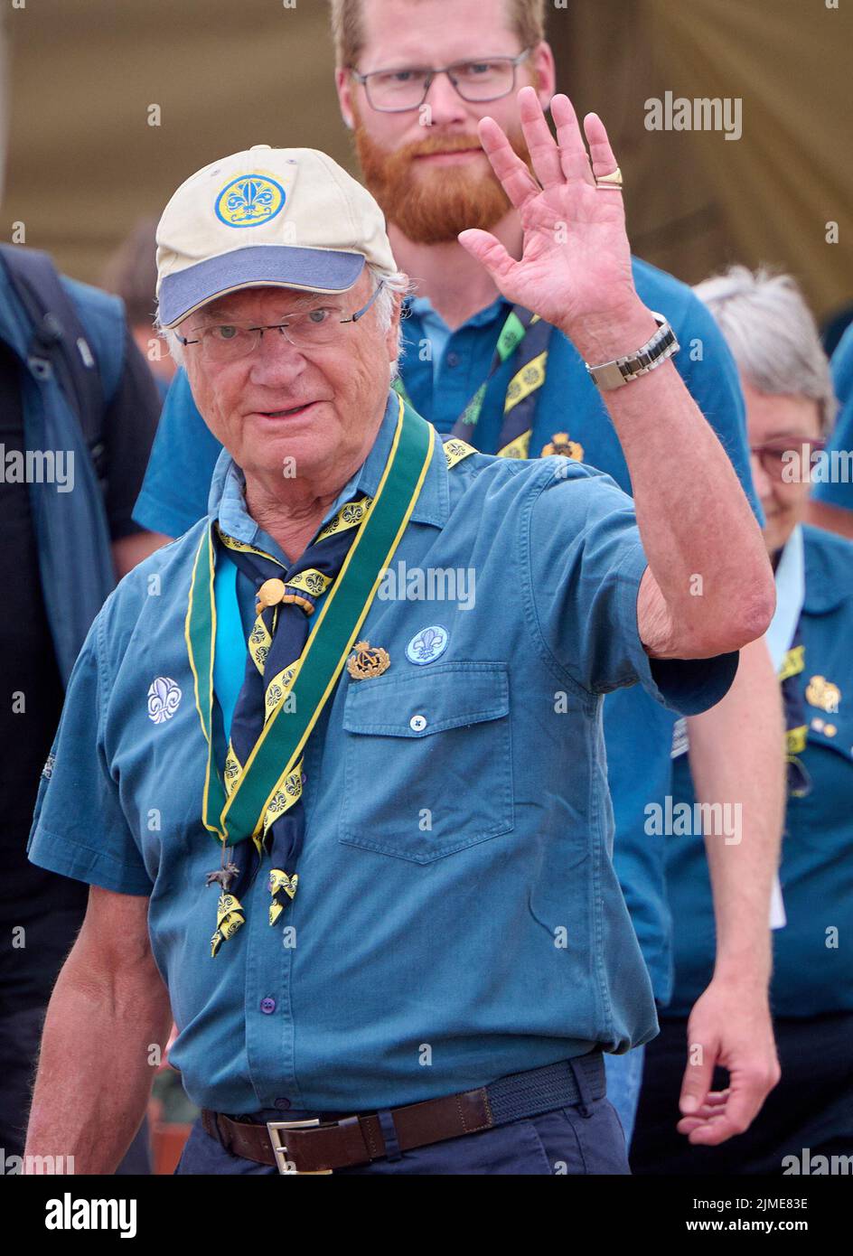 Le roi Carl XVI Gustaf de Suède vêtu d'une chemise et d'un foulard ...